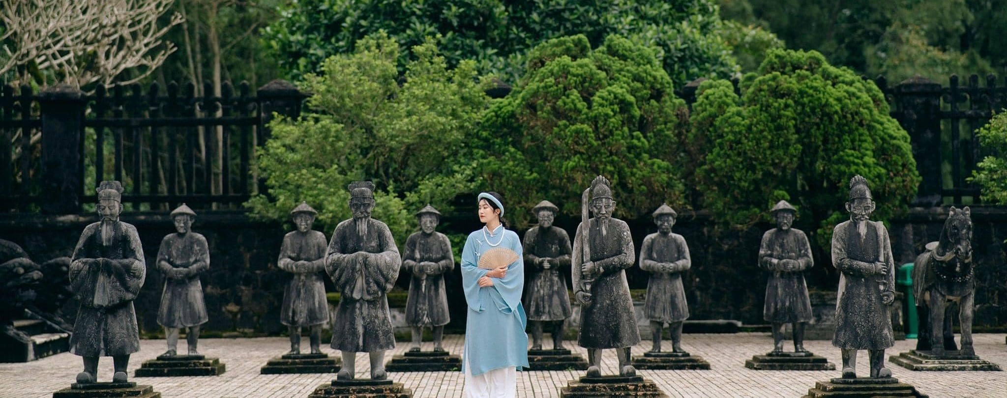 Lăng Khải Định trầm mặc dưới dòng thời gian qua lăng kính của anh ...