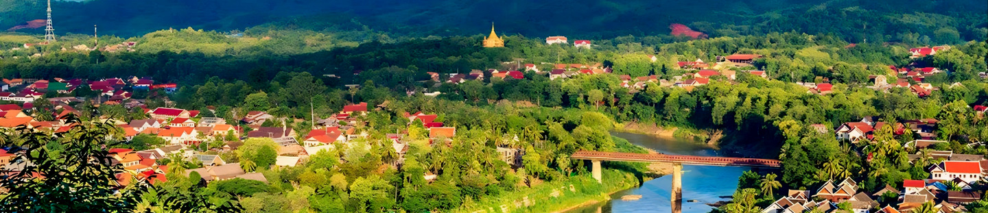 Thành phố Luông Pha Băng cổ kính nằm bên dòng sông Mê Kong